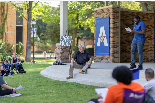 Professor holds class in Brazos Park - College of Business - The University of Texas at Arlington
